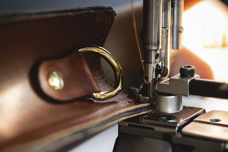 Maroquinerie artisanale : les 8 étapes de fabrication d'un sac en cuir ...